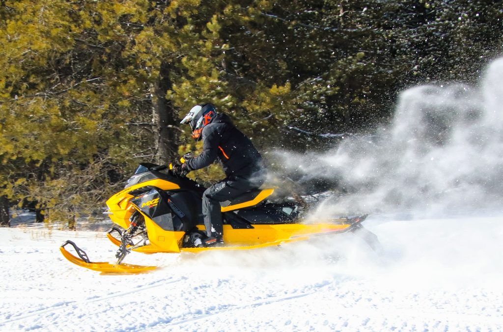 MXZ X-RS 2025 : Puissance, confort et agilité - SledMagazine.com